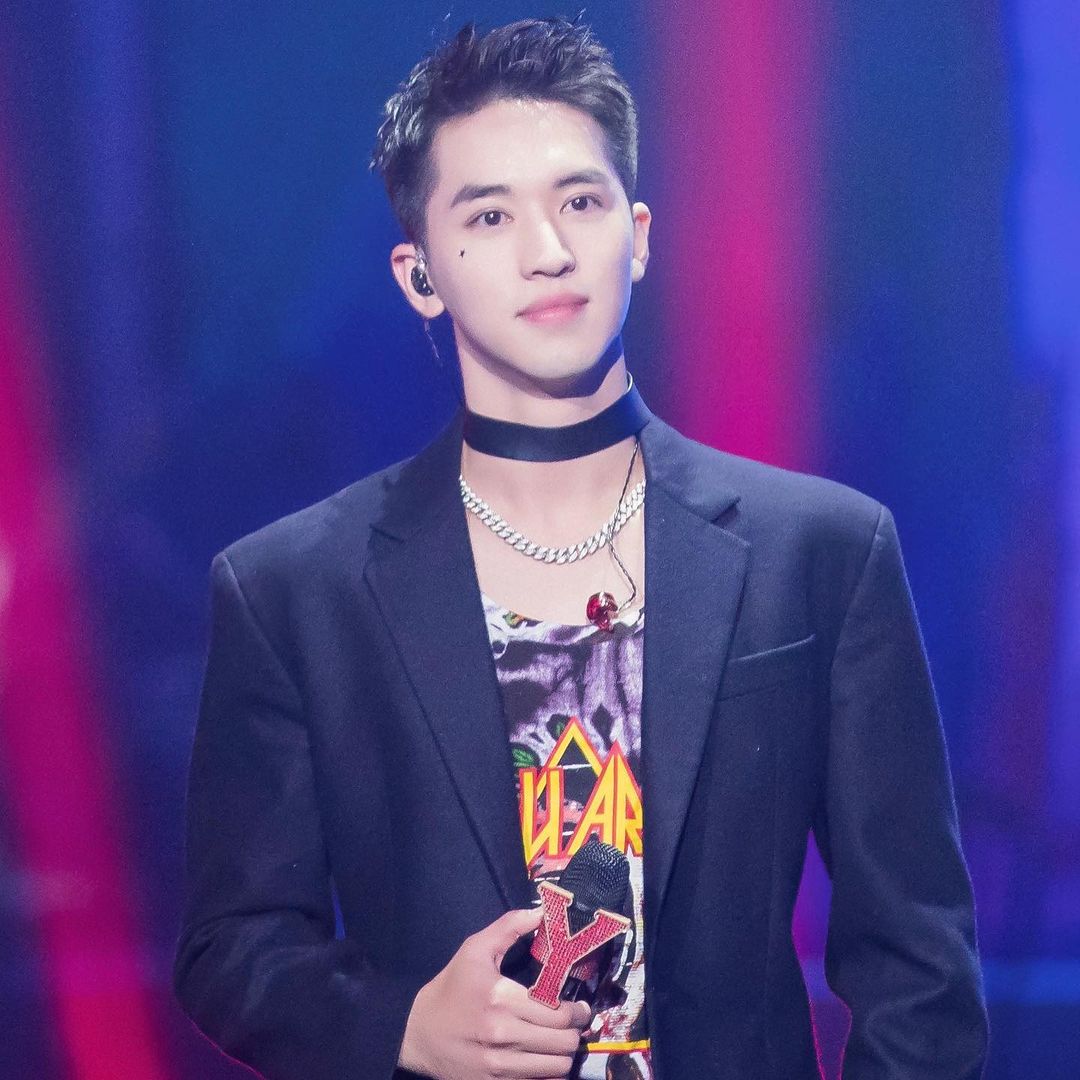 7 Pesona Xu Weizhou, aktor China yang diikuti fans sampai rumah ...